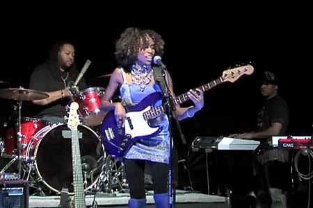 Nik West: “Wait a Minute” (Live) – No Treble