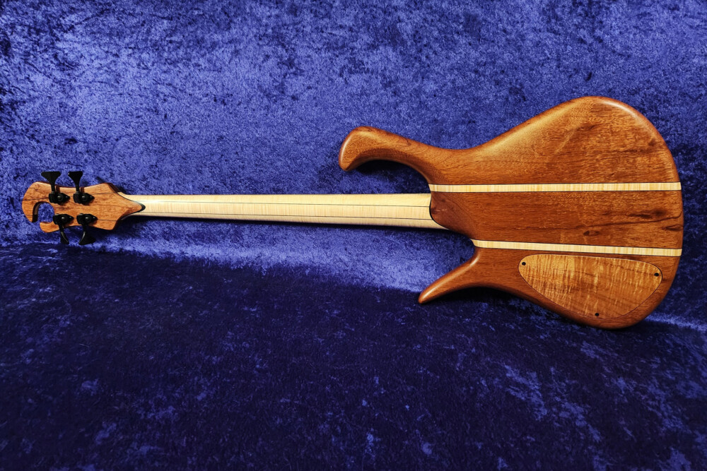 Bass of the Week: Drake Bass Custom Fretless 4-String – No Treble