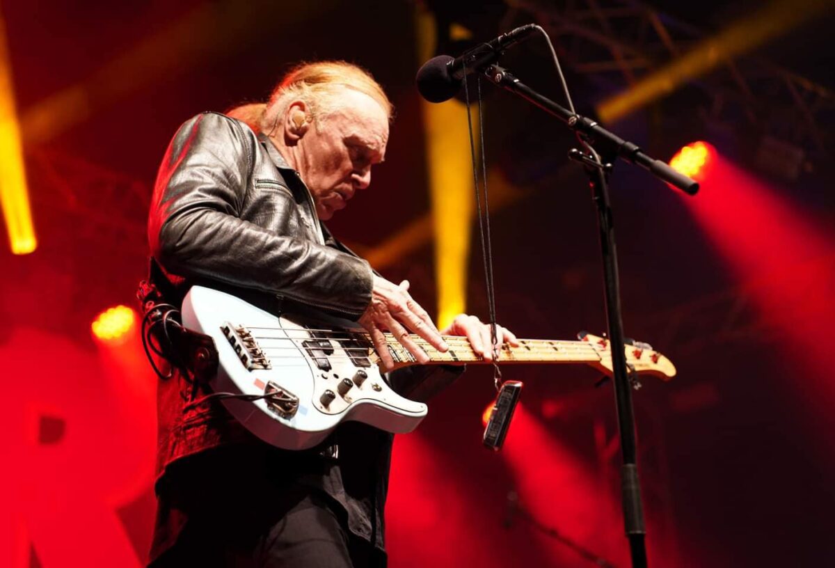 Billy Sheehan Names “Wrong Approach” to Using Bass Gear, Explains How ...