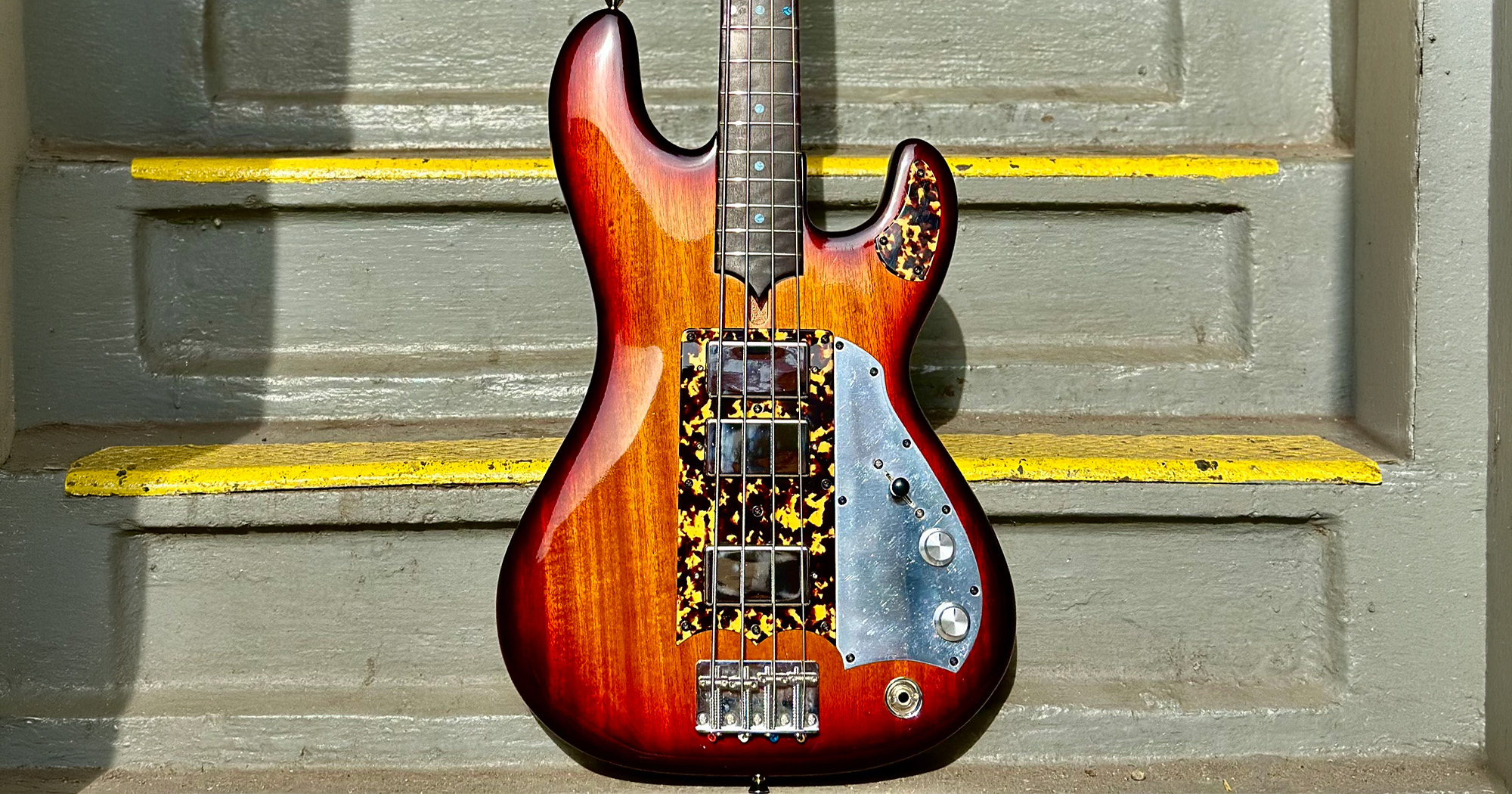 The Carbonetti Guitars “Bowery” Bass Is What Happens When Vintage DNA ...